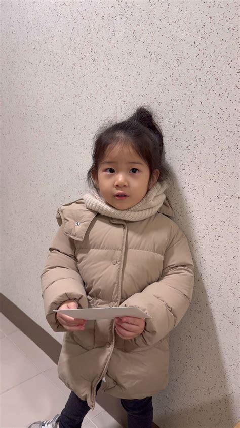 박지혜 반짝반짝 윤이나 계정 지킴이 하려고 뜬금없이 올려보는 낡은 웨딩사진🤵🏻‍♂️👰🏻‍♀️ 아이들 사진 찍느라 아이들 챙기느라 정작 스스로는 못 돌봐서