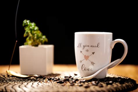 나무 테이블에 검은 커피로 가득 찬 당신이 필요로하는 모든 사랑입니다라는 단어가있는 흰색 세라믹 컵 0명에 대한 스톡 사진 및 기타 이미지 Istock