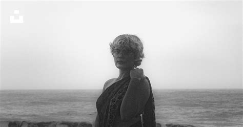 바닷가 해변에 서 있는 여자 사진 Unsplash의 무료 여자 이미지