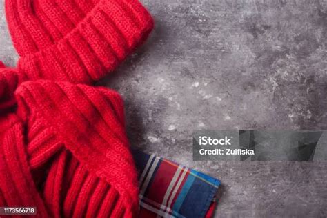 가을 플랫 레이 조성 콘크리트 배경에 빨간 스카프 스커트 캡의 프레임 플랫 레이 상단 보기 복사 공간 겨울에 대한 스톡 사진 및 기타 이미지 Istock