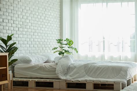 아침에 침실에 자연 채광이있는 흰색 베개와 담요가있는 엉망 침대 일어나면 지저분한 침대 지저분한 침대 및 아늑한 침실 개념 지저분한에 대한 스톡 사진 및 기타 이미지