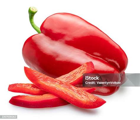 빨간 피망과 세로 고추 조각 흰색 배경에 고립되어 있습니다 파일에 클리핑 경로가 포함되어 있습니다 빨강 단고추에 대한 스톡 사진