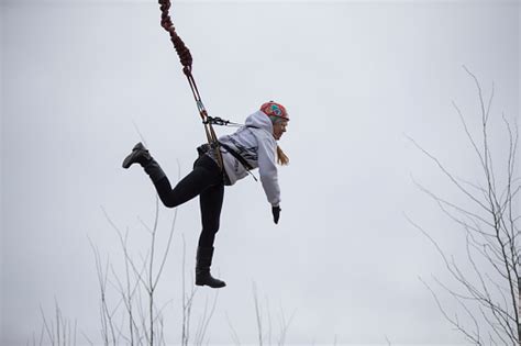노인 여성은 큰 높이에서 점프 하 고 하늘에 밧줄에 파리 연금의 극단적 인 취미 50 59세에 대한 스톡 사진 및 기타 이미지 50 59세 가을 구름 Istock
