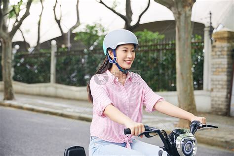 年轻美女骑电动车低碳出行高清图片下载 正版图片501637888 摄图网