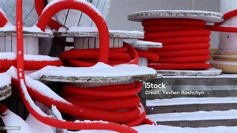 전기 설비에서 케이블을 보호하는 데 사용되는 빨간색 유연한 골판지 파이프의 대형 코일 배관 시스템 건설에 사용되는 컬러 폴리에틸렌 플라스틱 호스의 제비 0명에 대한 스톡