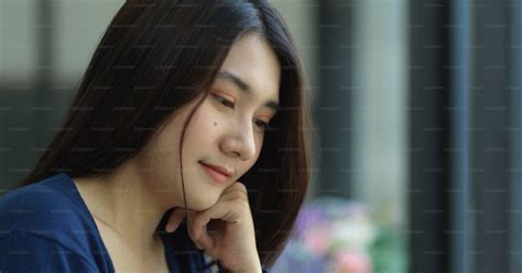 카페에서 디지털 태블릿으로 숙제를 하는 여대생의 초상화 사진 Unsplash의 태국 이미지