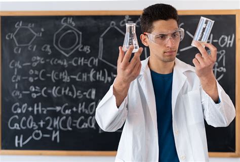 플라스크에서 액체를 혼합하는 실험을 수행하는 무슬림 젊은 화학자 화학 반응을 보여주는 고글의 실험실 조수 과학 개념 18 19세에 대한 스톡 사진 및 기타 이미지 Istock