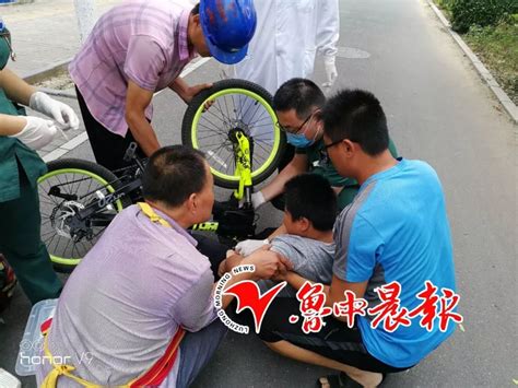 淄博8岁男孩骑车摔倒刹车把刺入大腿危急时刻 海报新闻