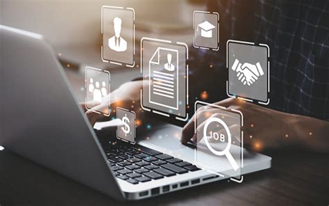 컴퓨터 랩톱을 사용하여 일자리를 찾고 작업 웹 사이트에서 개인 데이터를 작성하여 이력서를 제출하고 인터넷에서 작업에 응용