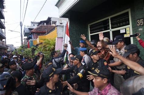 Indonesia Raids Huge Red Light District Before Ramadan