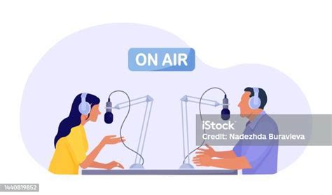 라디오 방송국에서 손님을 인터뷰하는 라디오 호스트 스튜디오에서 팟캐스트를 녹음하는 마이크와 이야기하는 헤드폰을 쓰고 있는 남자와 여자 매스 미디어 방송 팟캐스팅에 대한 스톡