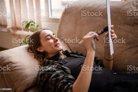 페인트 브러시 예술과 창의력 전문 또는 취미 개념 실제 사람들이 공간 측면보기를 복사 캔버스에 홈 페인팅에서 침대 소파에 앉아 젊은 아름다운 백인 여성 예술가 18 19세에