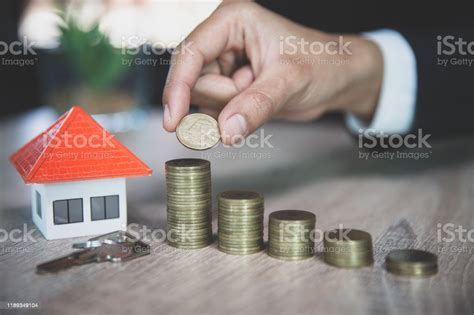 모델 하우스와 돈 동전 스택을 넣어 손 부동산 투자 및 주택 모기지 금융 개념 가격에 대한 스톡 사진 및 기타 이미지 가격 개발 거래자 Istock