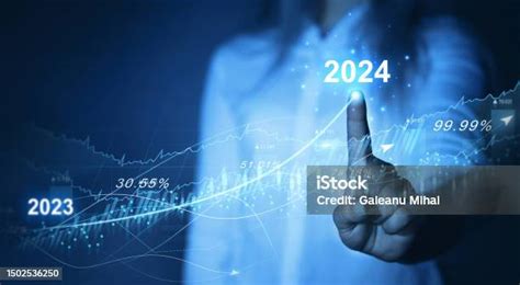 사업가는 2024년 기업 미래 성장 연도 증가 화살표 그래프를 그립니다 계획 기회 도전 및 비즈니스 전략 내년 2024년을 위한 새로운 목표 계획 및 비전 12월 31일에