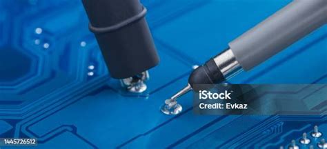 Pcb에서 오실로스코프를 사용하여 전자 신호를 측정합니다 전자 제품 수리 및 디지털 기술 0명에 대한 스톡 사진 및 기타 이미지 Istock