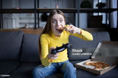 귀여운 소녀는 콘솔에서 게임을 재생 하 고 피자를 먹는다 게이머에 대한 스톡 사진 및 기타 이미지 게이머 스낵 건강한 생활방식 Istock