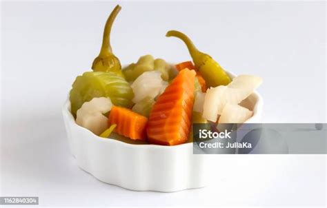 모듬 피클 야채 당근 칠리 무 를 흰색 세라믹 그릇에 넣습니다 맨 위 보기 격리 공간을 복사합니다 흰색 배경을 분리합니다 아라비아에 대한 스톡 사진 및 기타 이미지 Istock