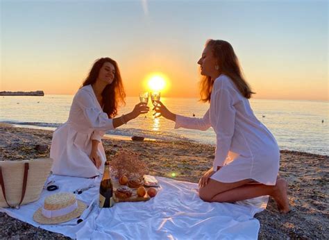 Подруги на пикнике Рассвет на пляже