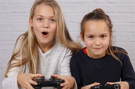 코로나바이러스 검역 중 어린이 Y 활동 자매는 함께 집에서 비디오 게임을 가족에 대한 스톡 사진 및 기타 이미지 가족 격리