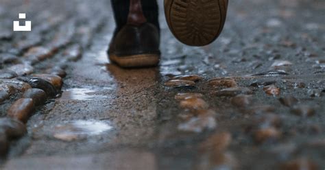 포장 도로를 걷는 사람의 근접 촬영 사진 Unsplash의 무료 사람 이미지