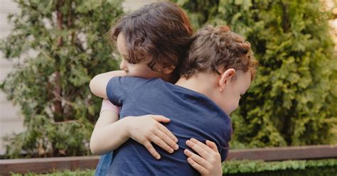 Nationale Broer En Zus Dag Tijd Om Je Broer Of Zus In Het Zonnetje Te Zetten