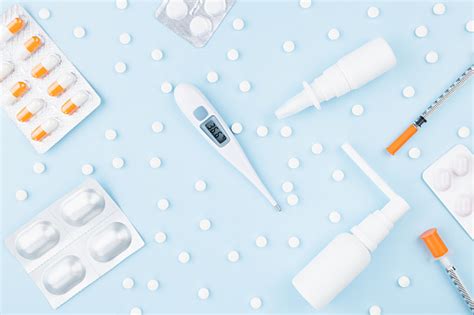 예방 및 기형 질병 및 질병에 대한 건강 및 약국 치료 흰색 스프레이 알약 은 항생제 주황색 주사기 파란색 배경에 36 6 온도계 패턴 평면도 약국에 대한 스톡 사진 및