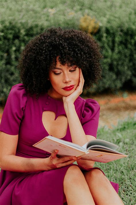 ~을 사용하여 기기 내리막 길 노트북 맥북 모델 미소 짓는 뺨에 손을 대다 수직 쐈어 앉아 있는 여성 잡고 있는 침대 티셔츠 패션 사진 흰색