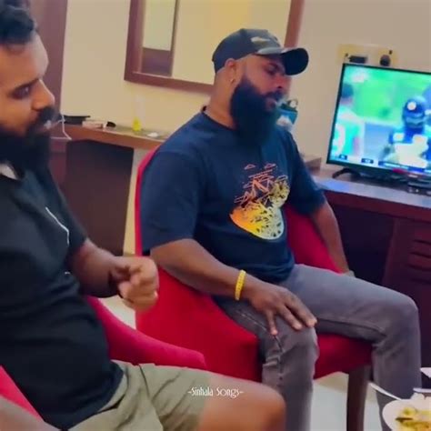 පිස්සු හැදෙනවා ඒ වොයිස් එකට 🥺 ඉවසන්න පපුවට කියූවට දෑස් ඉවසන්නෑ තමා දෝරෙ ගලනා කදුලු අතරේ