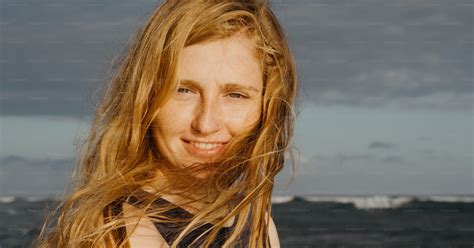 긴 머리를 가진 여자가 서핑보드를 들고 있다 사진 Unsplash의 인도네시아 이미지