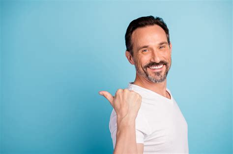 그의 클로즈업 초상화 그의 좋은 매력적인 쾌활한 쾌활한 기쁜 사람 보여주는 복사 빈 빈 공간 프리젠 테이션 밝은 선명한 빛에 고립 된 활기찬 청록색 파란색 청록색 색상 배경