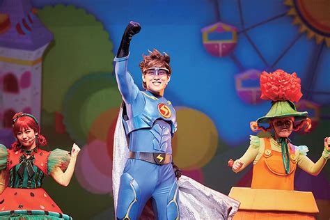 추억이 갖는 아름다운 힘으로 에너지를 충전하는 영웅