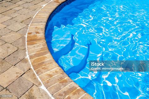 실내 또는 실외의 벽돌 플랫폼에서 물 속으로 들어가는 계단이있는 푸른 물 인 수영장 수영장 스포츠 경기장에 대한 스톡 사진 및 기타 이미지 수영장 스포츠 경기장 모던