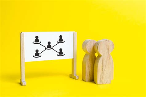 세 사람은 회사의 직원 들의 계층 구조를 이미지 하 여 화이트 보드 근처에 서 있습니다 비즈니스 및 인적 구조 분석 및 최적화의