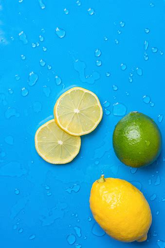 물 방울과 파란색 배경에 익은 맛있다 고 슬라이스 레몬 석 회 비타민 건강 다이어트 여름 Superfoods 개념입니다 포스터 배너 템플릿입니다 공간이 평면 위치 복사