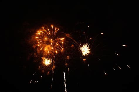 추상적 인 색의 불꽃 놀이 배경 불꽃 놀이는 하늘을 밝습니다 7월에 대한 스톡 사진 및 기타 이미지 7월 검은색 공휴일 Istock