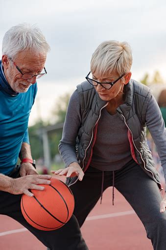 도시 농구 길거리 코트에서 농구를 하는 쾌활한 활동적인 노부부 2명에 대한 스톡 사진 및 기타 이미지 2명 55 59세 60 69세 Istock