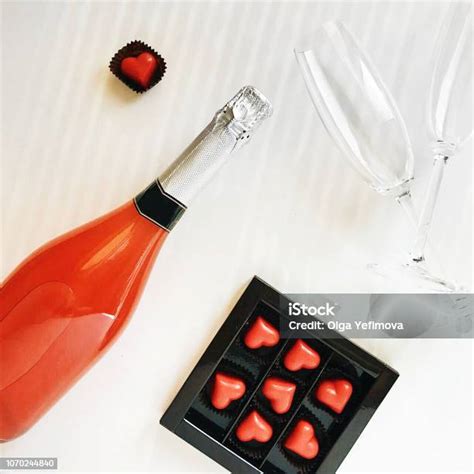 날짜에 안경는 샴페인 날 축 하의 발렌타인 데이 사랑 해요 빨간 사탕 마음입니다 2월에 대한 스톡 사진 및 기타 이미지 2월 공휴일 기념일 Istock
