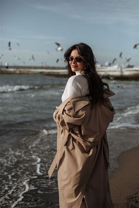 Девушка с чайками у моря фотосессия Море Чайки фотосессия Фото с Чайкой Девушка в тренче