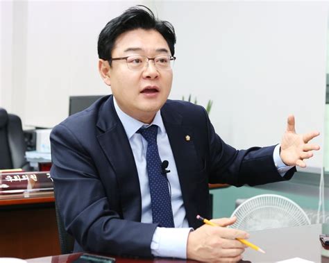 김성원 국회의원 관내 고교에 국회도서관 도서 기증 성사 대한경제