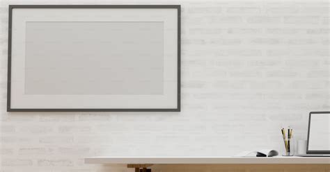 클로즈업 노트북 빈 화면과 테이블에 복사 공간이 있는 현대적인 홈 작업 공간 흰색 벽돌 벽에 포스터 프레임 모형 3d 렌더링 3d 그림 사진 Unsplash의