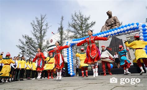 ФОТО Их Зохиолч Д Нацагдоржийн хөшөөнд цэцэг өргөлөө