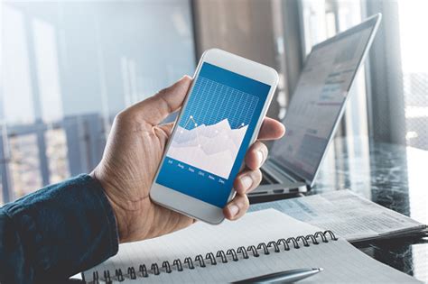 젊은 사업가 스마트폰 목표 그래프 차트를 들고 비즈니스 전략 기획 테크놀로지에 대한 스톡 사진 및 기타 이미지 테크놀로지 혁신 개념 회계 Istock