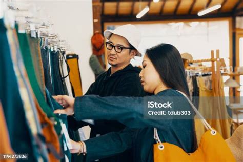 부티크에서 의류에 대 한 중반 성인 여성 고객의 쇼핑을 돕는 소매 상점 점원 보기 정적 활동에 대한 스톡 사진 및 기타 이미지 보기 정적 활동 사람들 소매 소비자주의