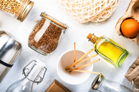 제로 폐기물 플라스틱 무료 및 지속 가능한 라이프 스타일 개념 재활용 가능하고 재사용 가능한 친환경 가방 포장 병 캔 및 보관 용기 메쉬 백 흰색 배경 복사 공간 상단 보기