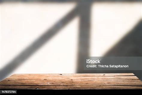 테이블 위에 빈 나무 판과 배경 내부의 그림자를 흐리게 하고 상품 표시를 위해 조롱합니다 0명에 대한 스톡 사진 및 기타 이미지 0명 가정의 방 갈색 Istock