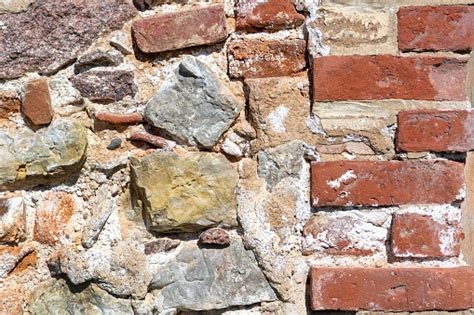 거의 파괴 벽 표면 화강암 돌과 벽돌로 만든 오래된 벽 천연 소재 0명에 대한 스톡 사진 및 기타 이미지 0명 거친 건축 Istock