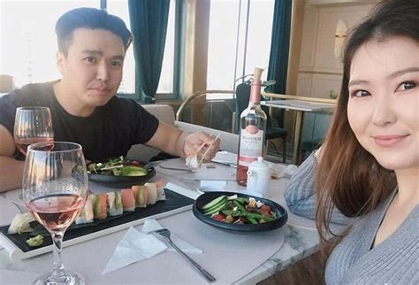 ОПОЗИТ хамтлагийн А Гантулга онгоцны үйлчлэгч эмэгтэйтэй сууж хоёр хүүхдийн эцэг болсон