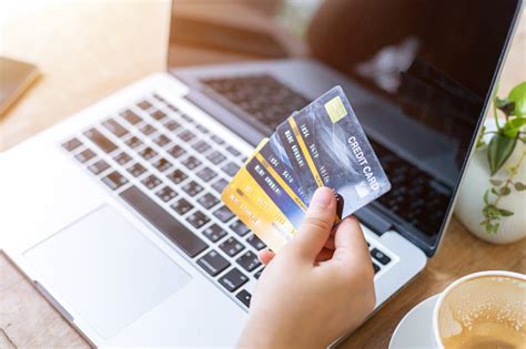 프리랜서 비즈니스 여성 손 캐주얼 배경 같은 커피 숍에서 커피 컵과 노트북 컴퓨터와 함께 작업 신용 카드 의 클로즈업 온라인 지불 쇼핑 개념 Brand Name Smart