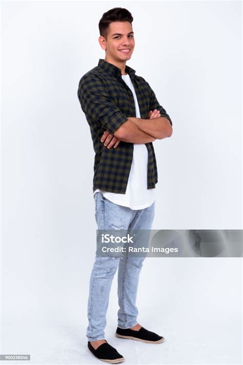 흰색 배경 잘생긴 젊은 중동 남자의 전체 길이 총 체크무늬 셔츠에 대한 스톡 사진 및 기타 이미지 체크무늬 셔츠 컷아웃 한 명의 청년만 Istock