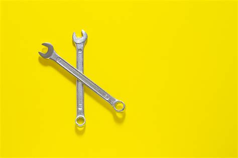 노란색 배경에 스 패너 키 스크류 드라이버 세트 렌치 스 패너는 문자 X의 모양으로 서로 거짓말을 합니다 텍스트 및 디자인에 대 한 배경입니다 연관공에 대한 스톡 사진 및